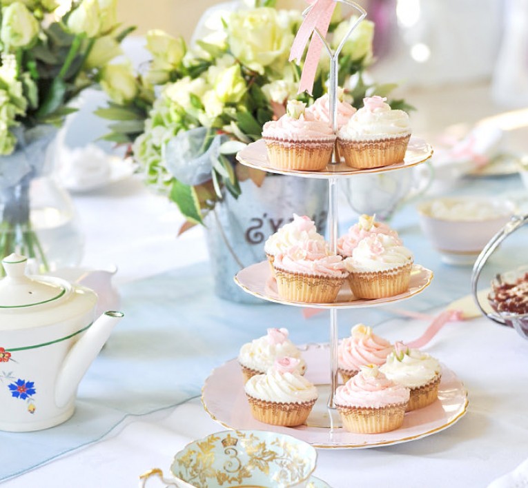 Recepción de residentes de invierno/Fiesta del té entre personas - The ...